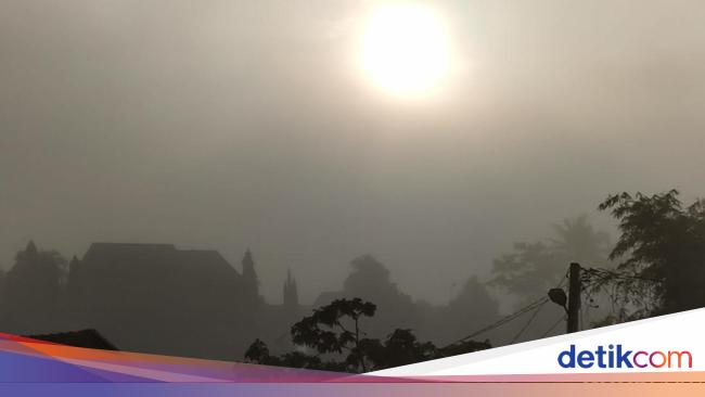 Kabut Tebal Menyelimuti Garut Pagi Ini, Warga: Udara Lebih Dingin