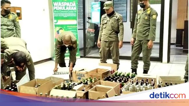 Satpol PP Kabupaten Bogor Sita Ratusan Botol Miras, Toko Penjual Disegel