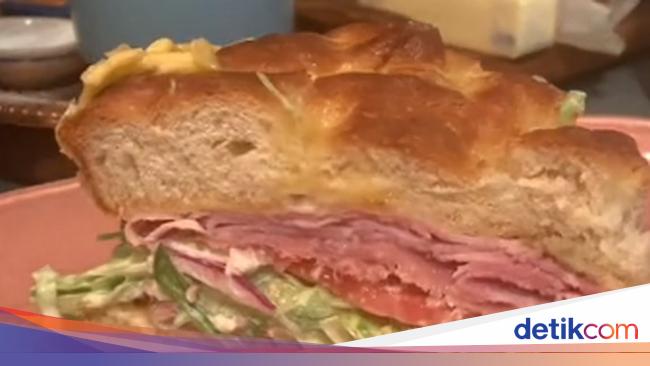 Tebal Banget! Sandwich Ini Pakai 21 Bahan Isian Lezat