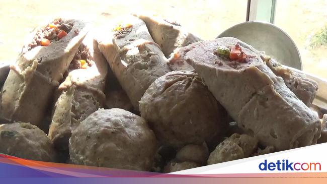 Unik! Ada Bakso Berbentuk Bambu Runcing di Subang