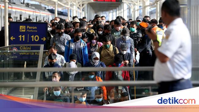 Potret Kepadatan Penumpang KRL di Stasiun Manggarai Pagi Ini