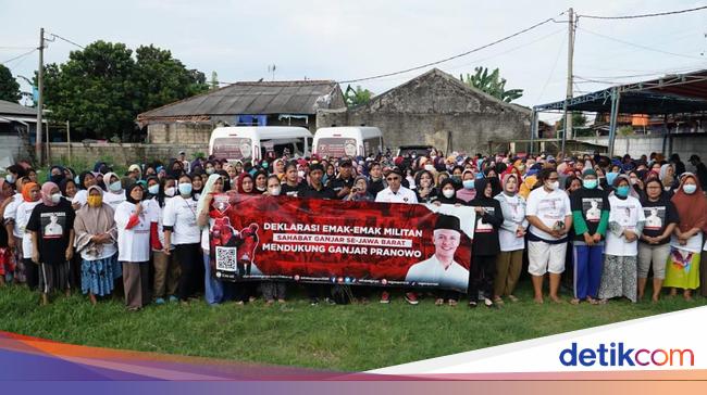 Emak-emak Relawan Ganjar Pranowo di Depok Gelar Bazar Murah Emak-emak Relawan Ganjar Pranowo di Depok Gelar Bazar Murah