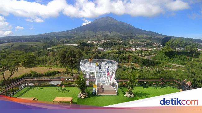 Ijo-ijo! Ngopi Sambil Berfoto dari Jembatan Kaca Berlatar Gunung di ...