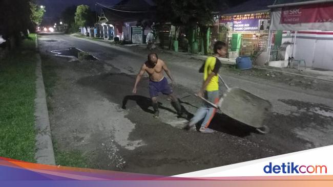 Jalan Rusak Sering Kecelakaan Warga Lutra Perbaiki Pakai Dana Pribadi