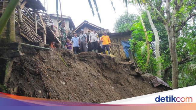 Tebing 10 Meter di Trenggalek Longsor, Kamar Mandi-Kandang Kambing Hancur Tebing 10 Meter di Trenggalek Longsor, Kamar Mandi-Kandang Kambing Hancur