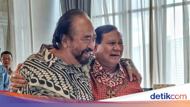 Menerka Arti di Balik Prabowo dan Surya Paloh Akrab Berangkulan