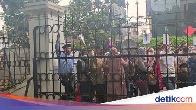 Datangi Gedung Pakuan, Banyak Warga Ingin Takziah dan Doakan Eril Datangi Gedung Pakuan, Banyak Warga Ingin Takziah dan Doakan Eril