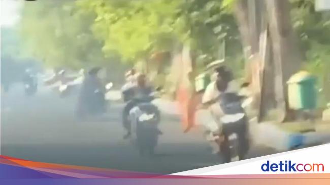 Viral Aksi Tak Terpuji Pemuda Geber Mobil Asapi Pengguna Jalan