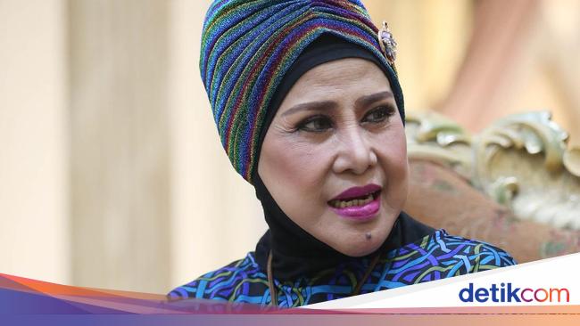 Tangis Elvy Sukaesih Pecah Kenang Masa-masa Indah Bareng Mendiang Suami