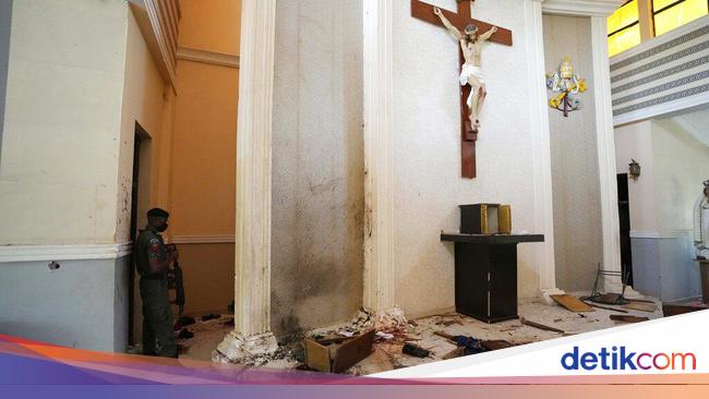 Foto-foto Gereja Katolik di Nigeria Usai Ditembaki dan Dibom, 50 Tewas Foto-foto Gereja Katolik di Nigeria Usai Ditembaki dan Dibom, 50 Tewas