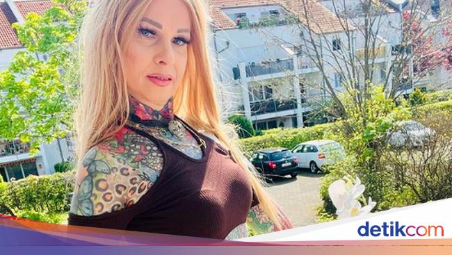 8 Penampilan Nenek Gaul Viral yang Punya Tato di Seluruh Tubuh 8 Penampilan Nenek Gaul Viral yang Punya Tato di Seluruh Tubuh