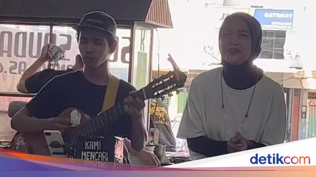 Pengamen Maros Viral Nyanyikan Lagu Kotak Dapat Hadiah Gitar dari Tantri