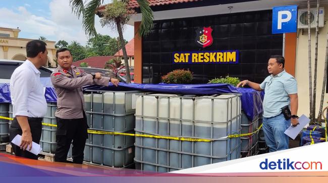 Polisi Bongkar Penimbunan BBM di Kuningan, 11 Ton Solar Diamankan