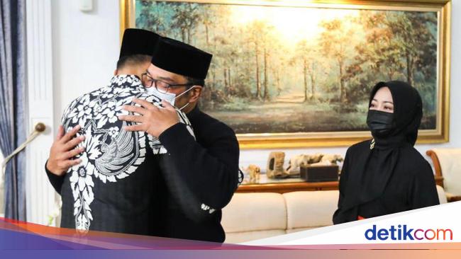 AHY Peluk Ridwan Kamil Saat Takziah: Semoga Eril Husnulkhatimah