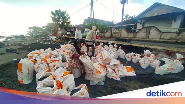 Warga Swadaya Perbaiki Jalan Tergerus Abrasi di Pantai Pebuahan