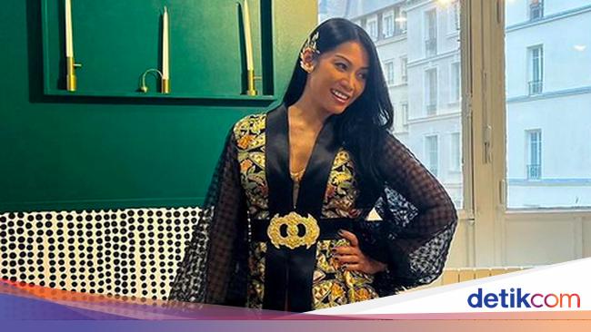 Foto: Gaya Anggun C Sasmi Nyinden di Jalanan Paris, Berbalut Kimono Batik