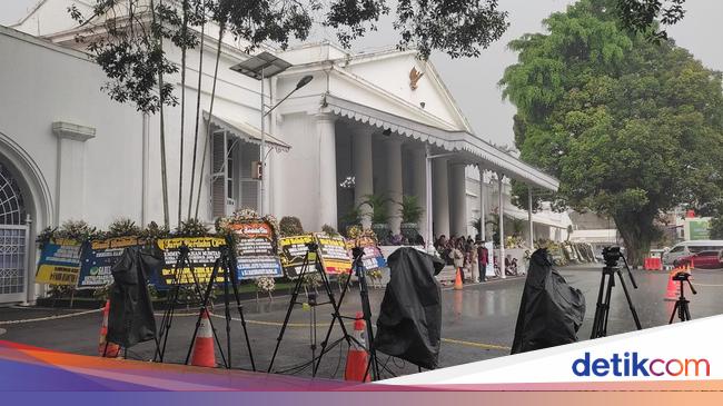 Hujan Deras Guyur Gedung Pakuan Jelang Kedatangan Jenazah Eril Hujan Deras Guyur Gedung Pakuan Jelang Kedatangan Jenazah Eril