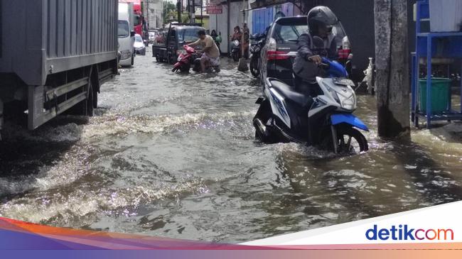 Jalan Letjen Suprapto Waru Banjir 50 Cm, Puluhan Motor Mogok