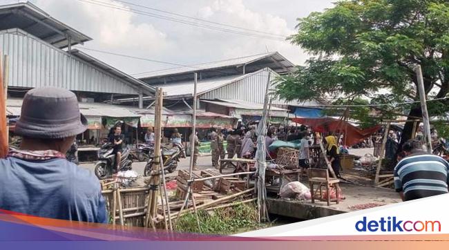 Satpol PP Bongkar Bangunan Liar di Atas Irigasi Pasar Kranggot Cilegon Satpol PP Bongkar Bangunan Liar di Atas Irigasi Pasar Kranggot Cilegon