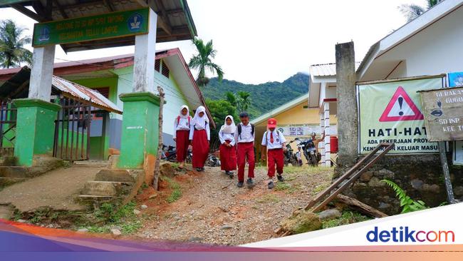 Melihat Rute Siswa SD Bone Jalan Kaki 7 Km ke Sekolah, Ada Ular-Babi Hutan