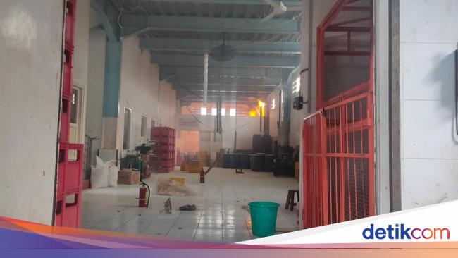Pabrik Sirup di Surabaya Terbakar, Leher Pemilik Terluka Bakar