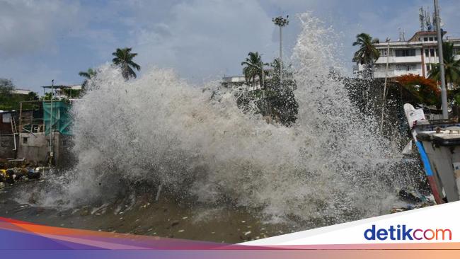 BPBD Jatim Imbau Pemudik yang Berwisata di Pantai Selatan Tak Berenang! BPBD Jatim Imbau Pemudik yang Berwisata di Pantai Selatan Tak Berenang!