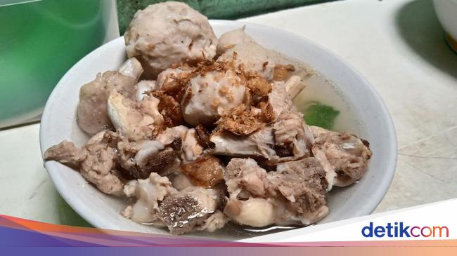 Viral! Bakso Tulang yang Gurih 'Nyempil' di Dekat Halte Permata Hijau