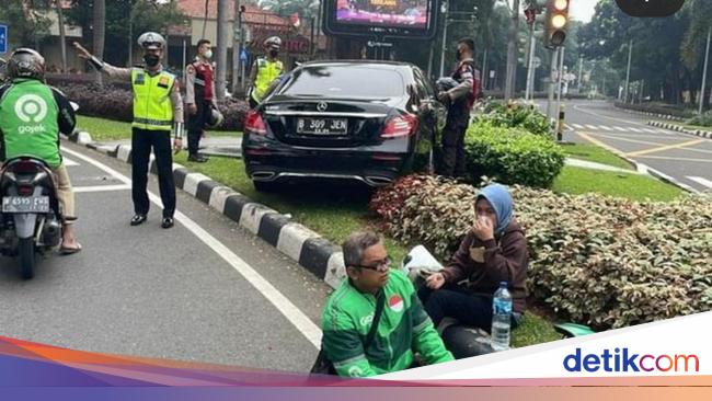 Mercy Tabrakan dengan Ojol di SCBD hingga Nyelonong ke Median Jalan Mercy Tabrakan dengan Ojol di SCBD hingga Nyelonong ke Median Jalan