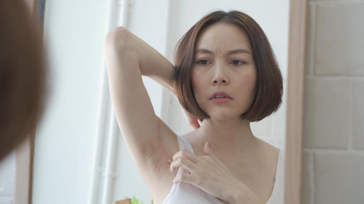 Apakah Cabut Bulu Ketiak Berbahaya? Ini Kata Dokter Kulit