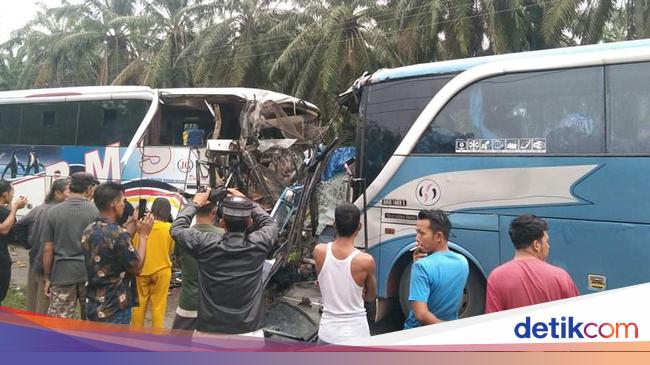 Penampakan 2 Bus yang Terlibat Kecelakaan Maut di Labusel Penampakan 2 Bus yang Terlibat Kecelakaan Maut di Labusel
