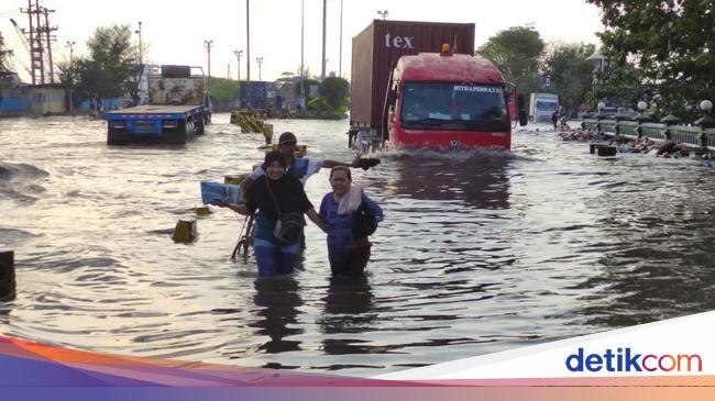 Banjir Rob Lagi! Pelabuhan Semarang Terendam Setinggi Pinggang Sore Ini