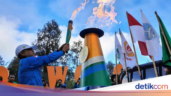 Api Obor Porprov VII Jatim Berasal dari Blue Fire Kawah Ijen