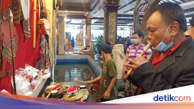 Stan Manik Suling Pamerkan 12 Jenis Alat Musik Bali di PKB 2022