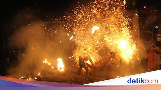 Potret Meriahnya Tradisi Perang Obor di Jepara