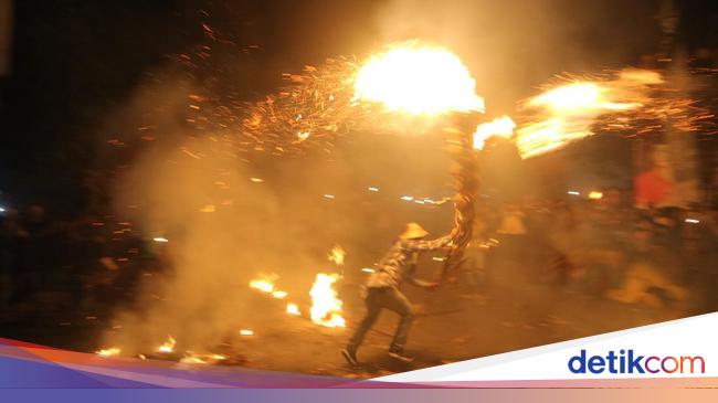 Melihat Kemeriahan dan Serunya Tradisi Perang Obor di Jepara