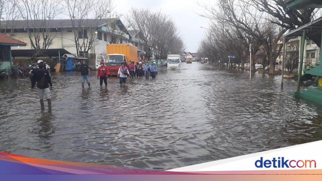 Penampakan Banjir Rob di Pelabuhan Semarang Sore Tadi