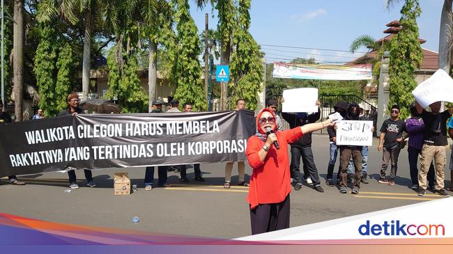 Korban Pemagaran Kawasan Industri-Investasi Krakatau Steel Demo Walkot