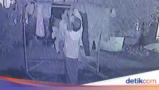 Pria Bersarung Pakai Peci di Banyuwangi Terekam CCTV Curi BH dan CD
