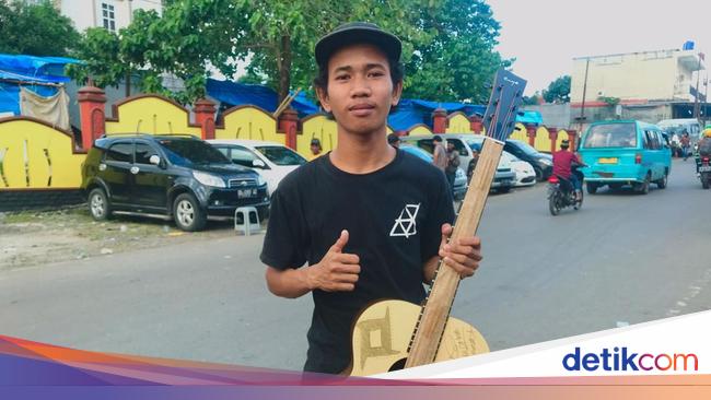 Pesan Menyentuh di Gitar Hadiah Tantri Kotak untuk Pengamen di Maros
