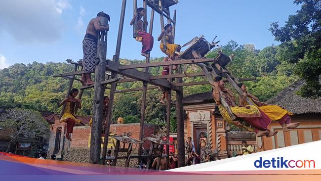Mengulik Tradisi Ayunan Jantra di Desa Tenganan Pegringsingan