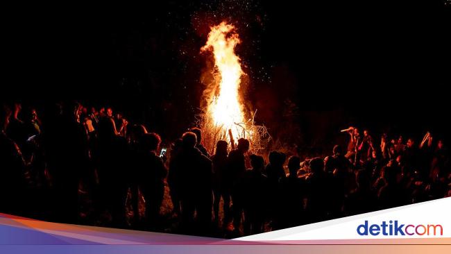 Kobaran Api Unggun Tidak Biasa, Pertanda Datangnya Musim Panas Nih