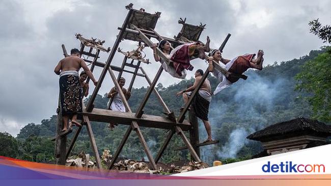 Serunya Tradisi Ayunan Jantra di Desa Tenganan Bali