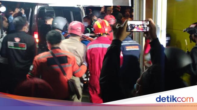 Terungkap Identitas Pria yang Lompat dari Jembatan Kahuripan Kota Malang Terungkap Identitas Pria yang Lompat dari Jembatan Kahuripan Kota Malang