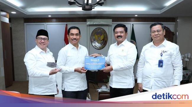 TASPEN Serahkan Manfaat Tabungan Hari Tua & Pensiun ke Hadi Tjahjanto TASPEN Serahkan Manfaat Tabungan Hari Tua & Pensiun ke Hadi Tjahjanto