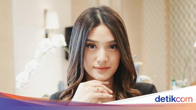 Penampilan Anissa Aziza di Acara Perhiasan Dimiripkan dengan Moon Ga Young