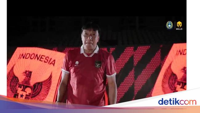 Hebring! Robby Darwis Jadi Model Jersey Baru Timnas Indonesia