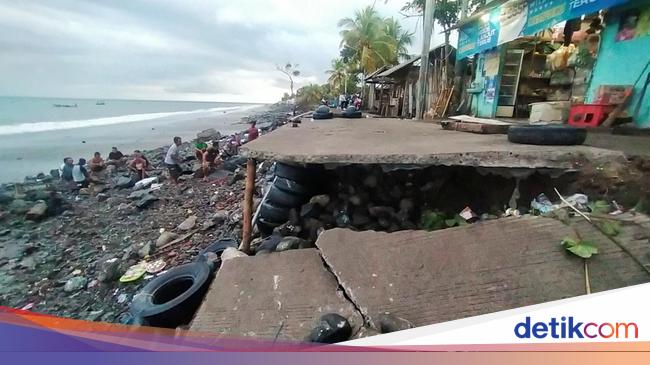 Jalan di Pesisir Pebuahan Amblas, Warga Pilih Akses Tegalan Orang Jalan di Pesisir Pebuahan Amblas, Warga Pilih Akses Tegalan Orang