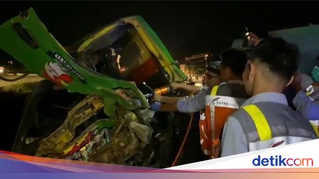 Kecelakaan Maut Di Tol Cipali Ini Identitas Para Korban