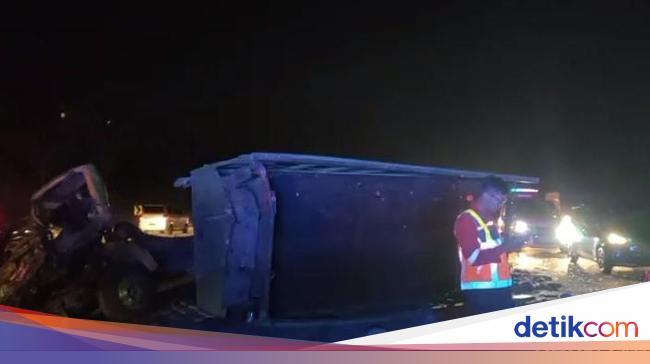 Fakta-fakta Insiden Maut Truk Ayam Vs Bus di Tol Cipali