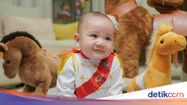 Gemas Banget! Rayyanza Cosplay Jadi Pangeran